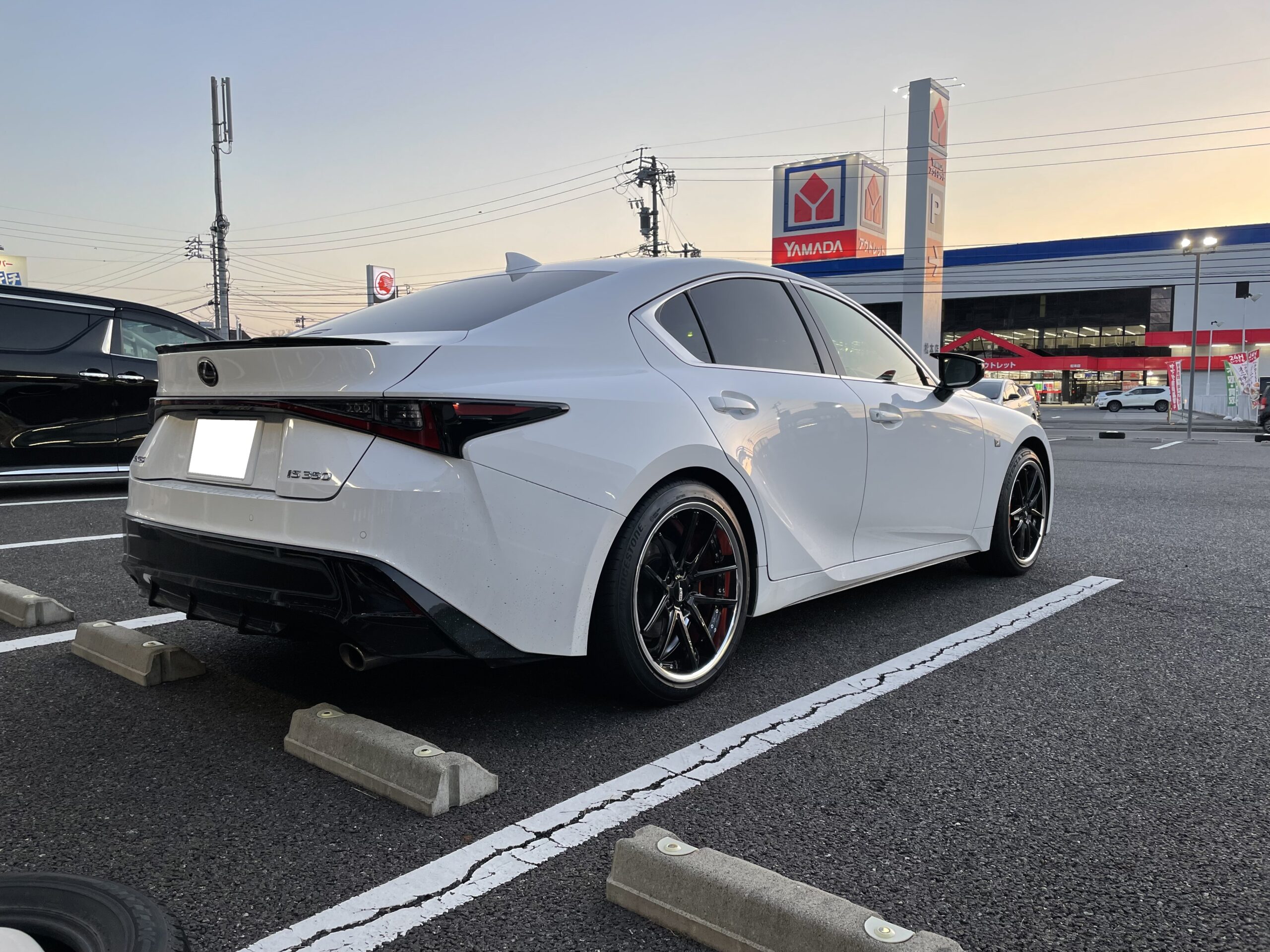 LEXUS IS350 Fスポーツ | タイヤはピットイン